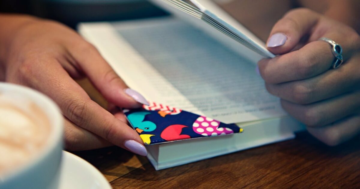 Video How-To: Duck Tape® Corner Bookmark | Duck Brand